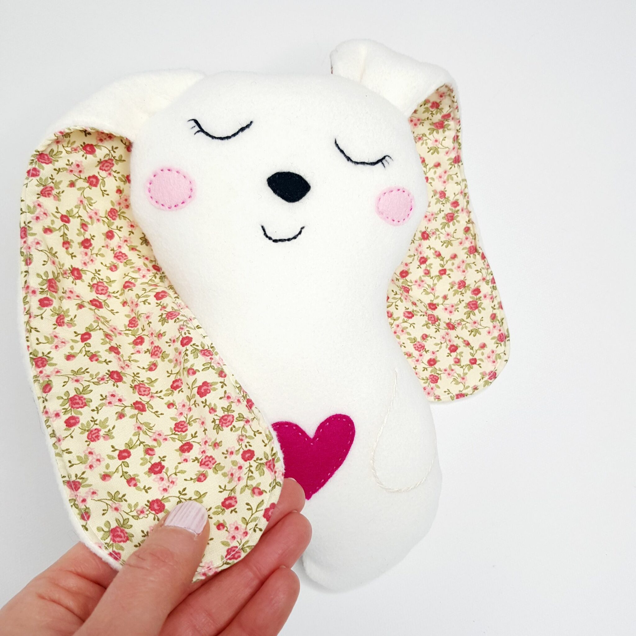 Free felt bunny pattern for hand-sewing this Easter's decorations