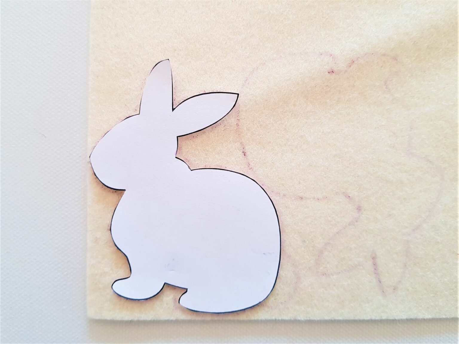 Free felt bunny pattern for hand-sewing this Easter's decorations