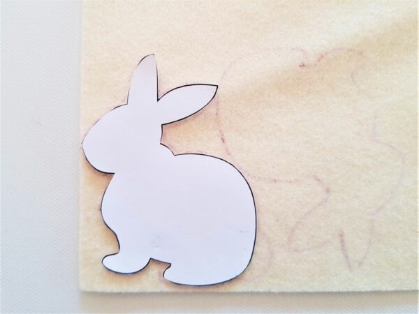 Free felt bunny pattern for hand-sewing this Easter's decorations