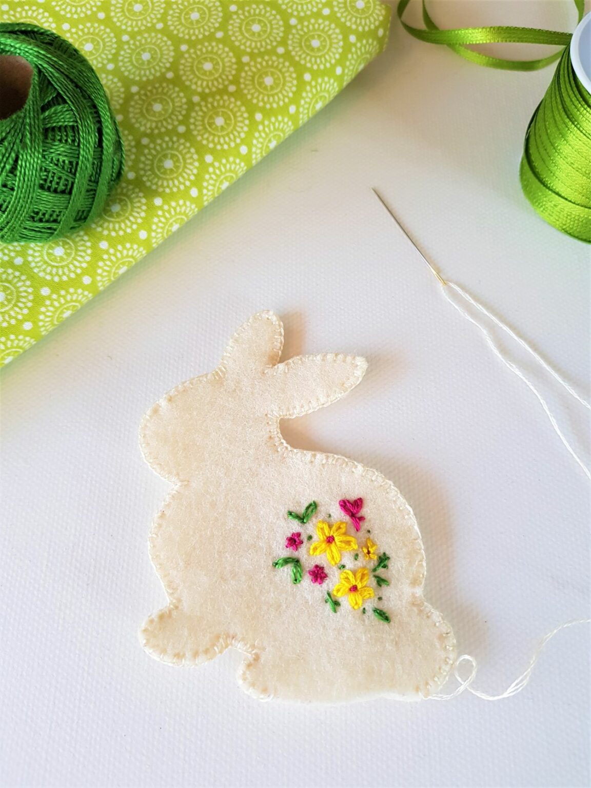 Free felt bunny pattern for hand-sewing this Easter's decorations